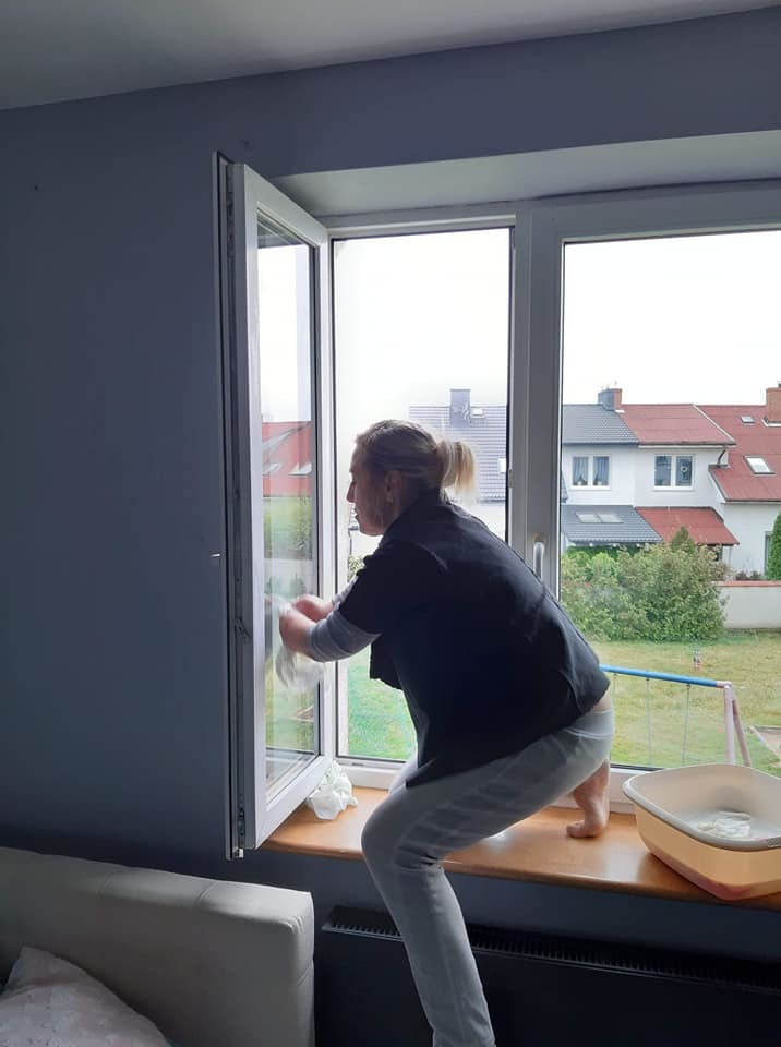 Arm amputee ladies - Дамы с ампутированной рукой