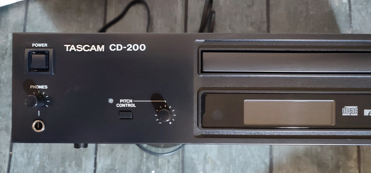 Tascam CD-200 проигрыватель CD MP3 CD-R/RW
