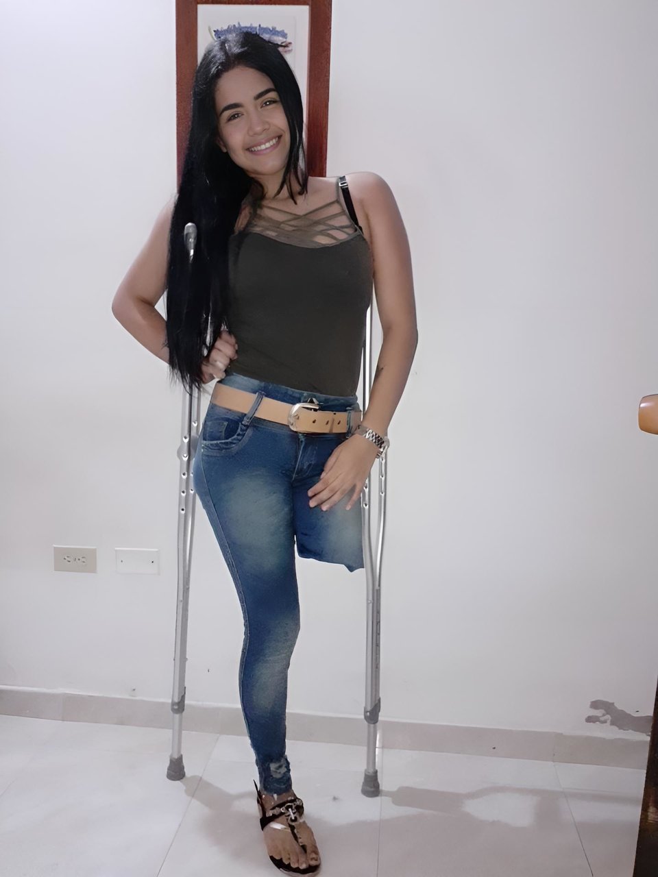 Девушки на костылях! - Amputee woman on crutches!